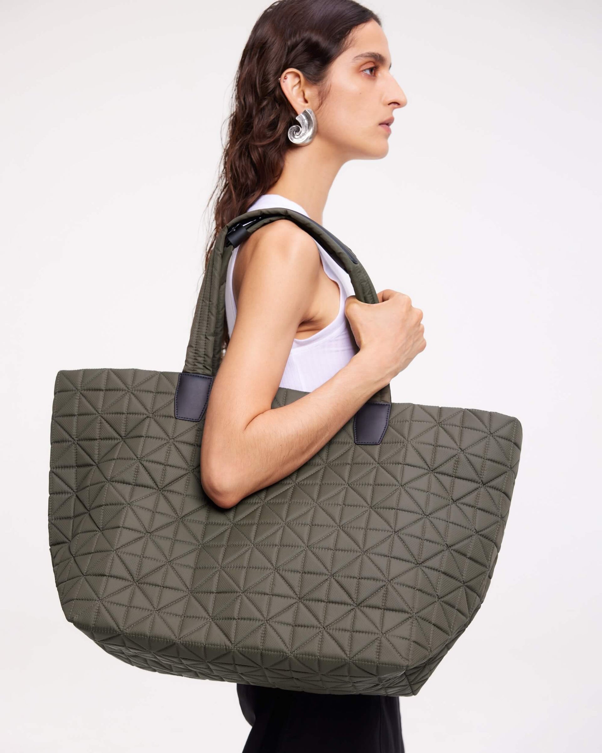 Vee Weekender | Olive Weekender Bags | VEE COLLECTIVE